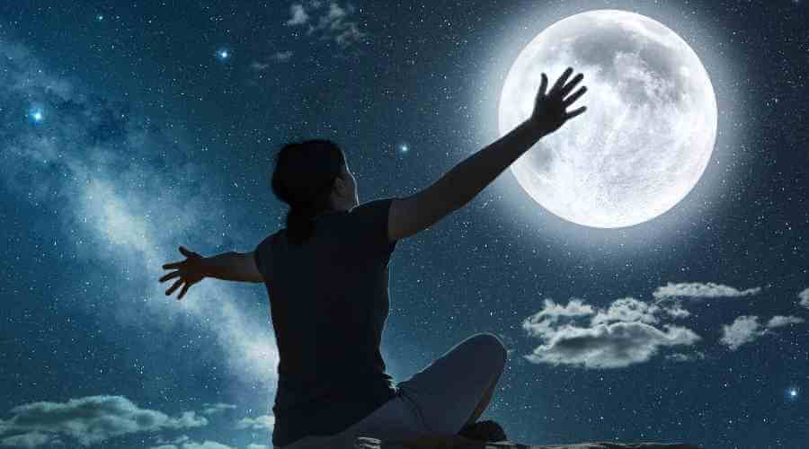What Are Lunar Energies? Energy healing with moon energies.